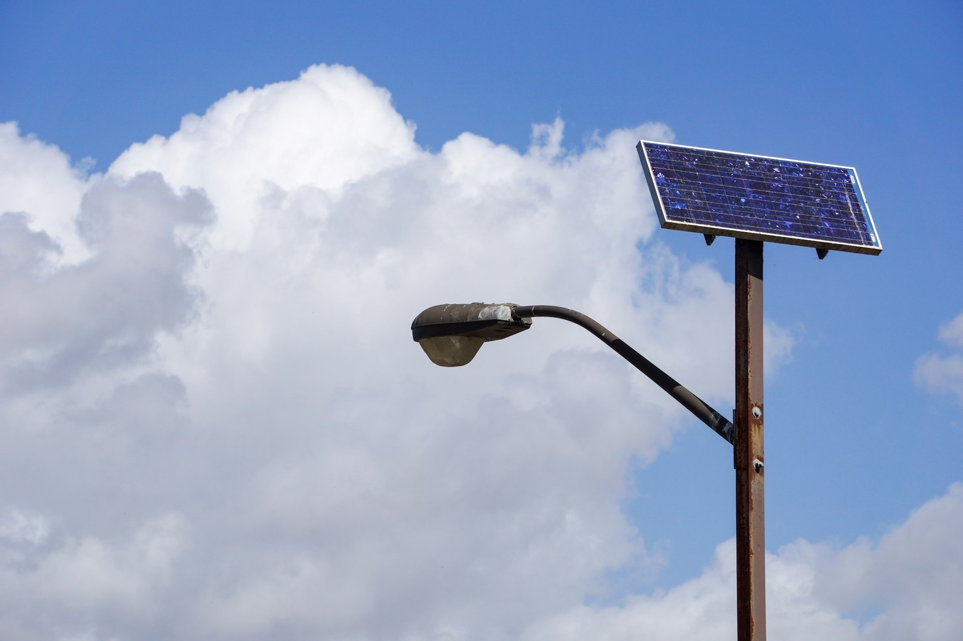 Eclairage public solaire : un choix évident pour un parking extérieur ...